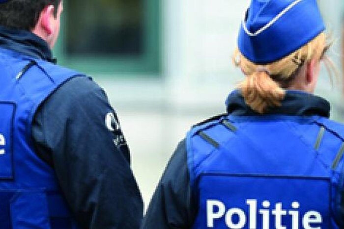 De politie en de gerechtsdeurwaarder zijn twee handen op één buik :: www.nickluyten.be