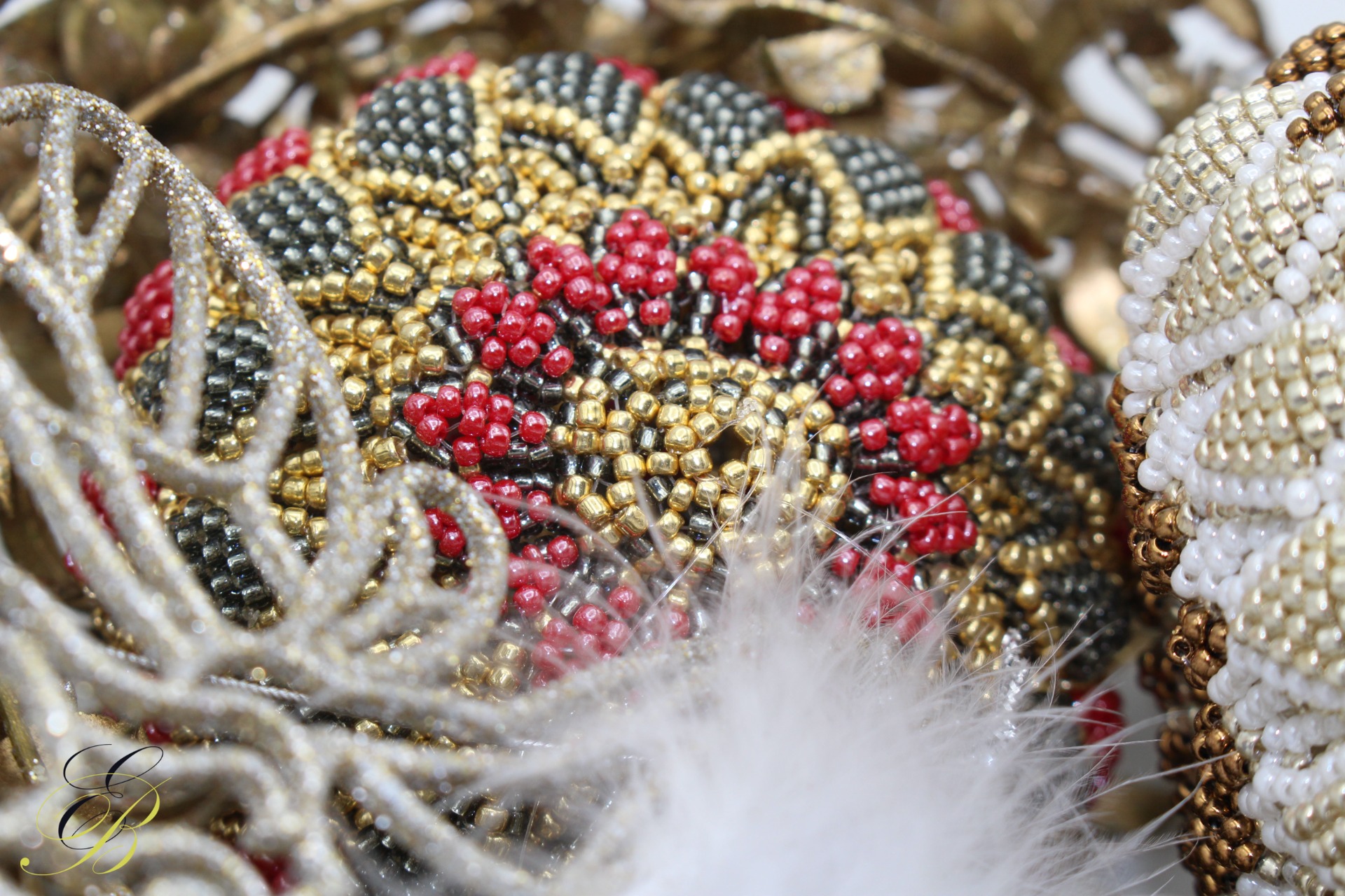 Apprendre à travailler les perles de rocailles : techniques et astuces ...