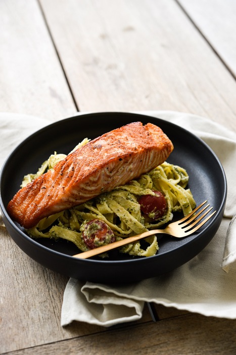 Zalm met tagliatelle en broccoli