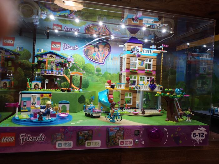 Originální osvětlená LEGO vitrína s vystavenými sety 41328, 41335 ...