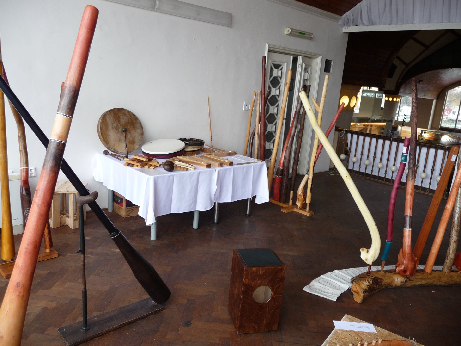 Vyrábím netradiční hudební nástroje pro muzikoterapii.